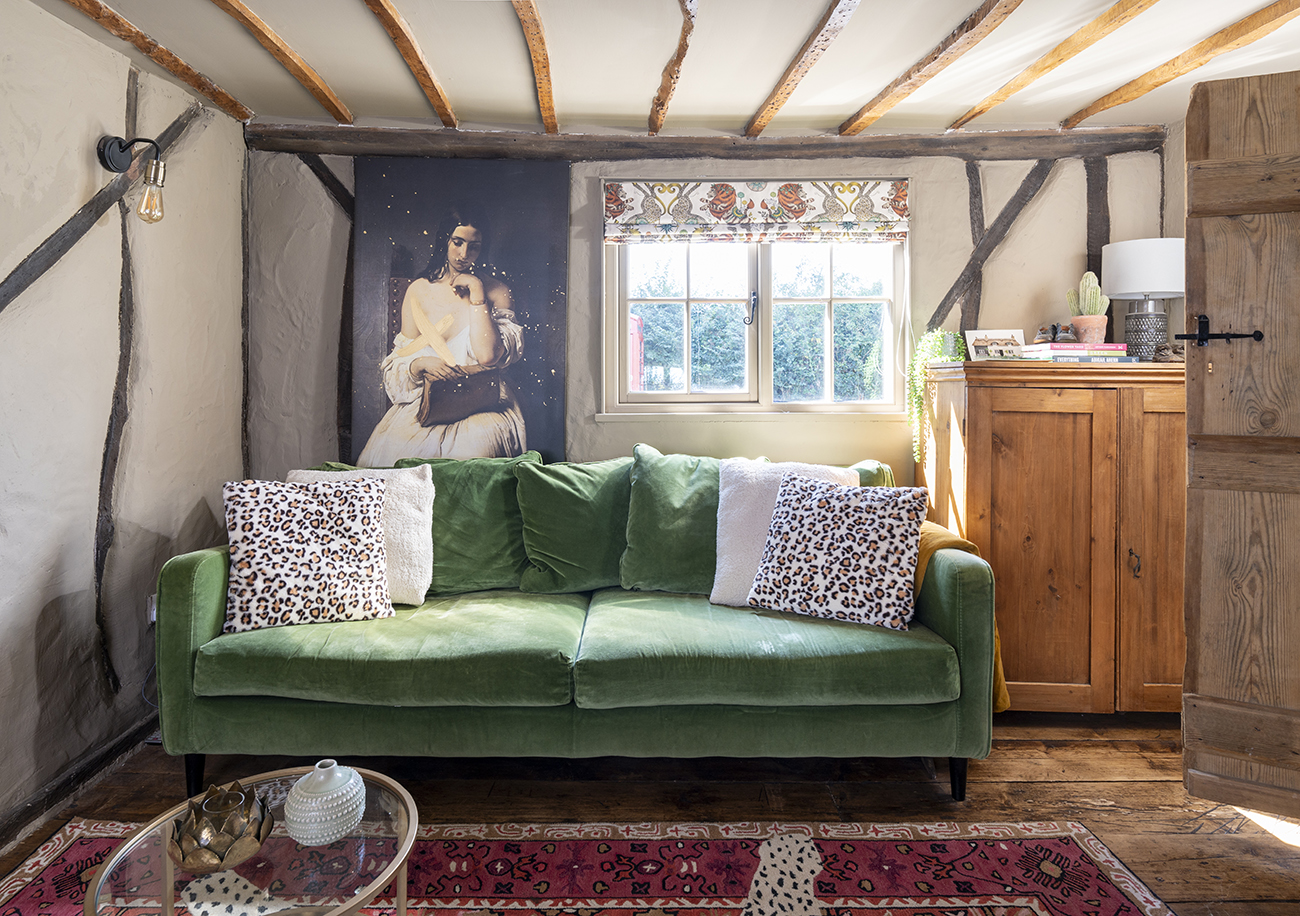 Explore this quirky and stylish thatched cottage in St Neots ...