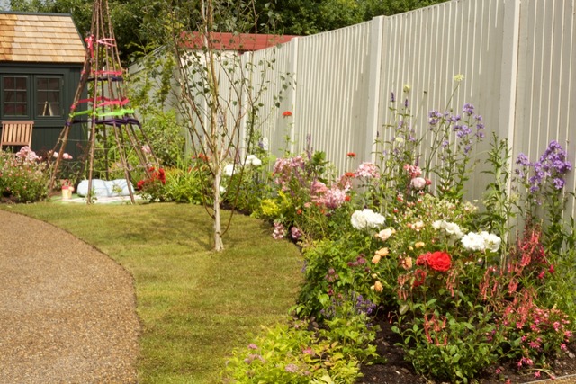 The fence paint colours that will help sell your home - and the ones ...
